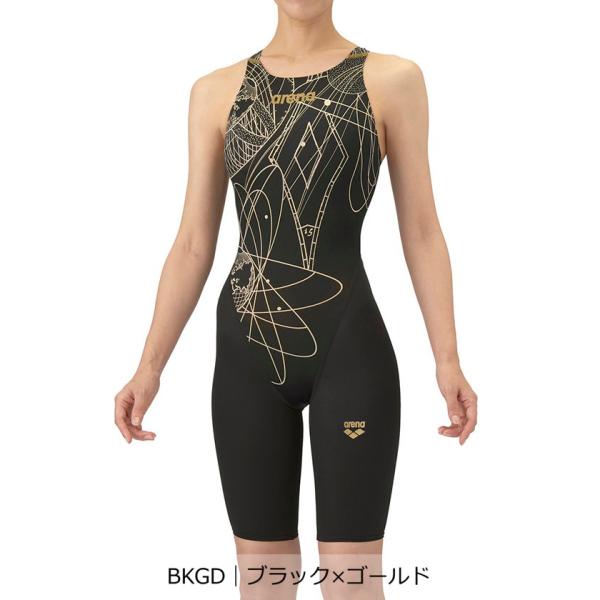 各地域大会に出場するスイマーにお勧めの競泳水着「AQUA ADVANCED」シリーズ。公式大会に出場するために必要なWORLD AQUATICS（世界水泳連盟）承認モデルの競泳水着。ポリウレタンを身体に巻き付く横方向に配置した素材「AQUA...