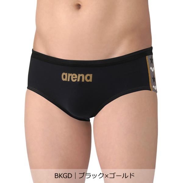 トレーニングカテゴリー「TOUGHSUITシリーズ」　大会に向けた練習頻度が高いスイマーにオススメの練習用水着。アリーナの象徴であるチームラインテープ（昇華）をサイドに配置したデザイン。今回は26年秋冬シーズンのスポーツウエアのチームライン...