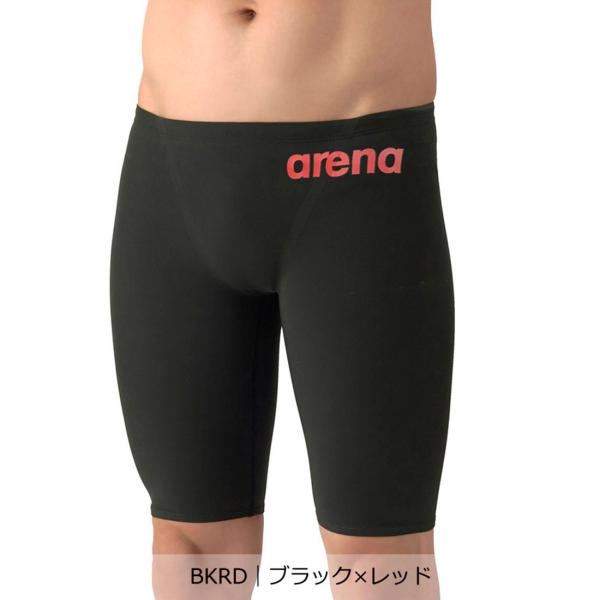 セカンドモデル「AQUAFORCE FUSION-ONE」シリーズのジュニア用競泳水着。公式大会に出場するために必要なWORLD AQUATICS（世界水泳連盟）承認モデルで、初めて布帛水着に挑戦するスイマーにおすすめ。身頃に切り替えのない...