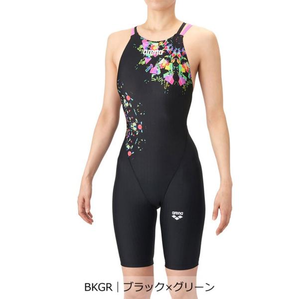初級レーシングスイマーへ向けた「AQUA RACING」シリーズの競泳水着。公式大会に出場するために必要なWORLD AQUATICS（世界水泳連盟）承認モデル。環境に配慮したリサイクルポリエステルを使用したニット素材ECO AQUASTR...