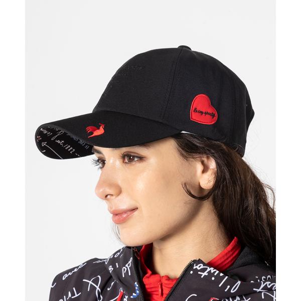 【発売日：2024年07月30日】庇の裏のシーズン柄が特徴のキャップ。サイドのハート型のワッペンは立体感のある仕様になっており、シンプルなデザインながらところどころにデザインポイントを散りばめたこだわりのアイテム。吸汗速乾のビン革を使用して...
