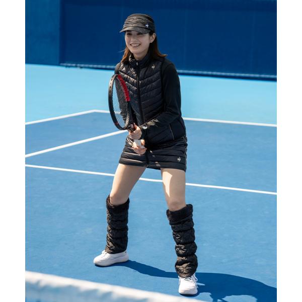 【発売日：2025年07月01日】●特徴・デザインポイント防風素材を採用したパディングスコート。フルジップファスナーが付いており着脱しやすい仕様。脇の切替にパイピングを配置したデザインにアップグレード。JTA（日本テニス協会）の定めるウェア...