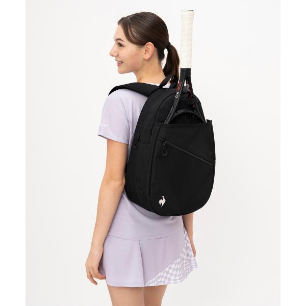■デザイン・機能テニスに必要な最低限の荷物を持ち運ぶことができる丸みのあるフォルムが特徴のバックパックです。ラケットを固定することができるベルクロ付きで持ち運びが可能。ラケットは1本収納可(※)。スタイリッシュなデザイン感で、性別問わずこど...