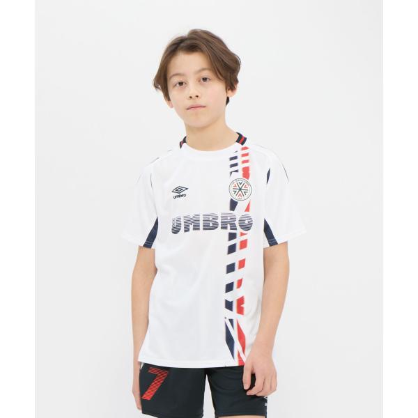 【発売日：2026年04月24日】アメリカW杯のあった1994年にアンブロを着用していた国の中から、ブラジル、メキシコ、イングランドをイメージしたジュニアレプリキットシャツ。グラフィックニット素材のポリエステル100％で、軽量かつ肌触りの良...