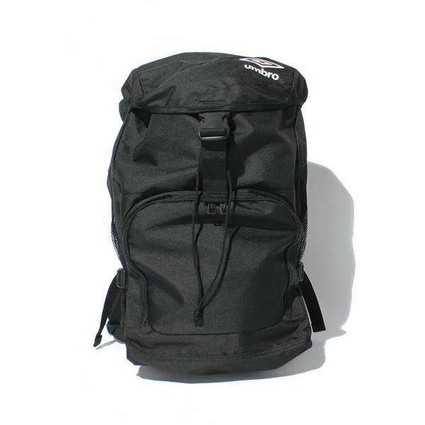大容量バックパック。かぶせ式仕様の天井の中は巾着式になっている。側面にも本体にアクセスできるファスナーを配置し、中身を簡単に取り出せる仕様。容量：50L機能：消臭素材：ポリエステル原産国：ベトナム#アンブロ#umbro#サッカー／フットボー...