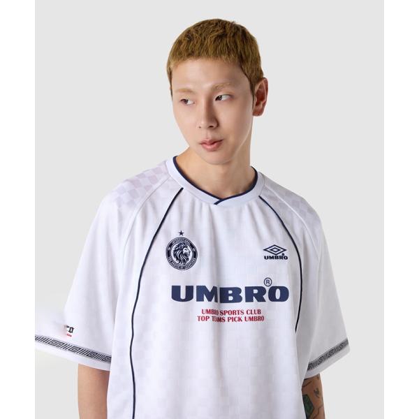 【発売日：2025年09月12日】過去のアンブロユニフォームを現代的に再解釈した半袖Tシャツ。過去のユニフォームで使用されていたチェッカーボードデザインを再現し、レタリングロゴグラフィックを採用。メッシュ素材が快適な着心地を提供。#アンブロ...