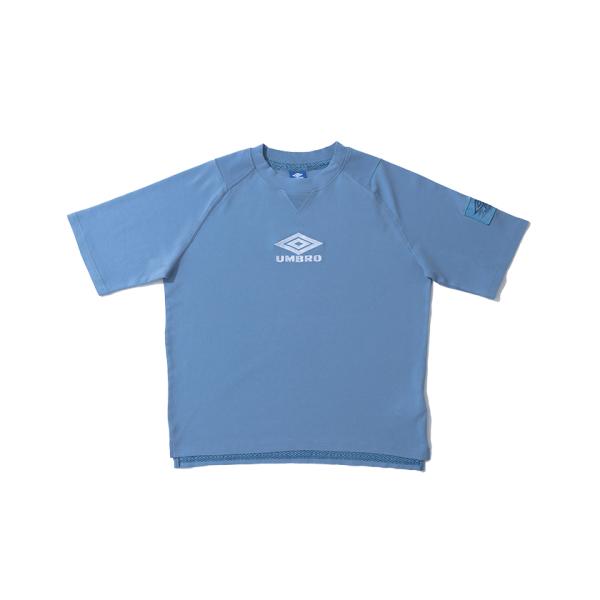 【発売日：2025年04月29日】肌なじみの良いコットン100％のシャツアイテム。胸元のダイヤモンド刺繍と袖のPro Trainingパッチが、ブランドの歴史を表現します。この製品は、摩擦や汗、雨などに濡れると、他の衣類や鞄・小物に色移り、...