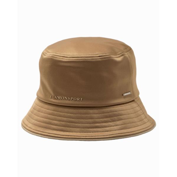 ポリエステル光沢糸を使用し、更に表面に乱反射を発生させることで上品な輝きが付与された生地を使用しています。上品で高級感のあるハット。被りを深め、ツバを短めにしてモダンなシルエットに仕上げました。ロゴは立体感のある3Dプリントをさりげなく配置...