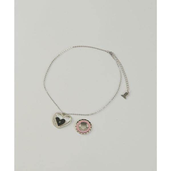 【特徴】ネックレスタイプのマーカー。土台は可愛いハート型になっており、ロゴの刻印入り。マーカー部分はダブルJLロゴで周囲をラインストーンで囲んだエレガントなデザイン。いつものゴルフスタイルをお洒落に引き立てるアイテム。モノグラム柄の化粧箱入...