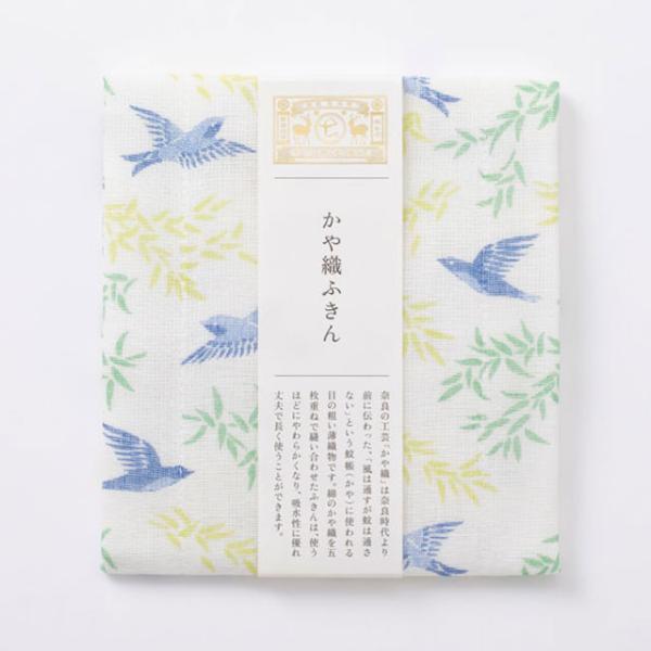 「日本三鳴鳥」や「瑠璃三鳥」にも数えられる、濃いブルーが美しい夏鳥の大瑠璃。渓流沿いでさえずりを響かせ、夏山の木立を涼やかに飛び回る姿をかや織ふきんに描きました。奈良の工芸「かや織」は、奈良時代より前に伝わった「風は通すが蚊は通さない」とい...