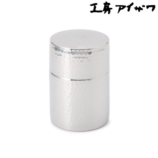 金物や洋食器の生産が盛んな新潟県燕市にある「工房アイザワ」のステンレス製の茶筒。本体を一体成型でつくっているので継ぎ目がなく、茶葉が隙間に入り込まず清潔にお使いいただけます。表面には昔ながらの鎚起銅器の思わせる鎚目模様が施されています。※こ...