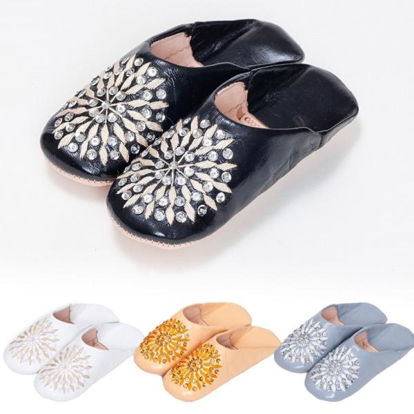 スパンコールとサブラ糸で刺繍したキッズ用バブーシュです。モロッコらしい細かなモチーフが目を引きます。レディースサイズも展開しているので、お揃いも楽しめます。(室内用/キッズ)素材 羊革サイズ 19センチ前後革の匂いが気になるかもしれませんが...