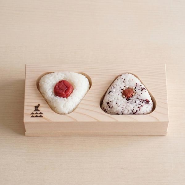 毎日の食卓に、木のぬくもりを。国産の良質なひのきを使い、職人が丁寧に仕上げたおにぎり型です。ひのきは炊きたてご飯の余分な水分を程よく吸収する「調湿作用」に優れています。べちゃつきを防いでふっくらモチモチに仕上げ、時間が経っても美味しいおにぎ...