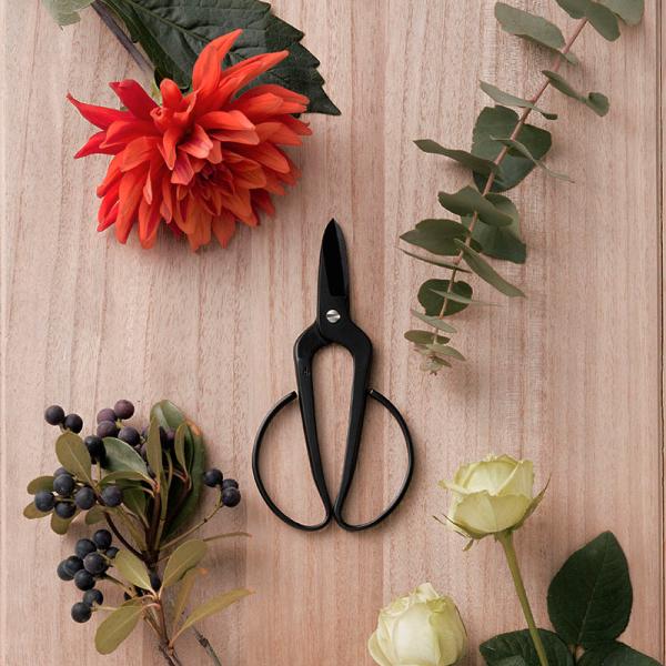 製鋏所とともにつくったコンパクトな花鋏（はなばさみ）刃物の街・新潟三条市の「小林製鋏」とともに、切れ味が鋭くてスタイリッシュな花鋏をつくりました。鋏職人の手仕事による鋼刃ならではの切れ味と、女性の手でも扱いやすいコンパクトなつくり。庭の草花...