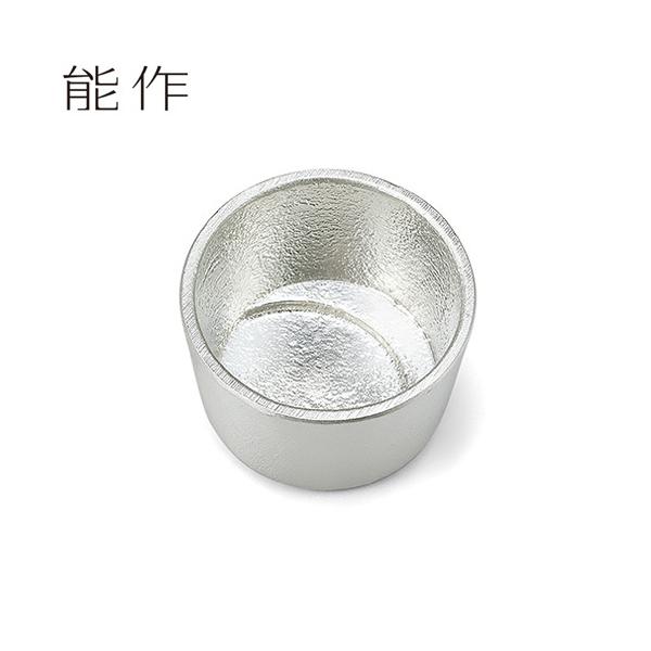お酒を注ぐと器の中に月が浮かびあがって見え、月の揺らぎを楽しむことのできるぐい呑です。錫は古来より、「錫の器に入れた水は腐らない」、「お酒の雑味が抜けて美味しくなる」などといわれ、酒器や茶器などに用いられてきた金属。また、熱伝導率が良いため...