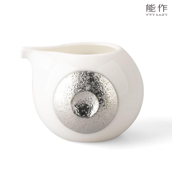 磁器と錫という異素材を組み合わせたユニークなデザインの片口です。ちょうど一合入ります。小ぶりで側面にくぼみがあるため、持ちやすく注ぎやすい形状をしています。 まるい可愛らしくフォルムが見た目にも楽しく、おうち時間を少し贅沢にしてくれるアイテ...