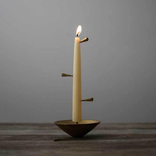 ロウがとけるに従って、釘が落ちることで、ベルのように音が鳴るキャンドルです。燭台部分は、富山県高岡市の伝統産業である真鍮鋳物と金属加工の技術を用い、職人が一つ一つ丁寧に手仕上げを施しています。ベルの音色とロウソクの灯りが、過ぎ行く時間を伝え...