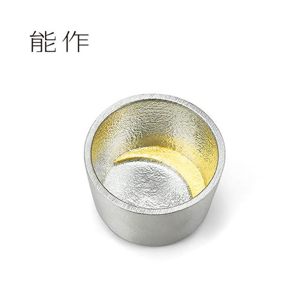 お酒を注ぐと器の中に月が浮かびあがって見え、月の揺らぎを楽しむことのできるぐい呑です。金沢を代表する伝統工芸品、金箔とコラボレーションし、三日月の部分に金箔を貼りました。一つ一つ職人の手で仕上げられたぐい呑は、金沢の職人の手によりまた一枚一...