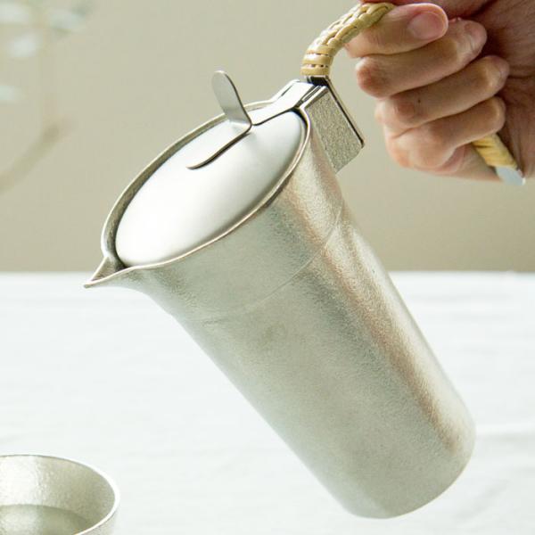 お酒の香りが逃げない蓋付のちろりです。本体部分が錫100%。ちろりとは、燗をつけるための道具で、この商品は蓋がついているため、香りをとじこめて逃がしません。錫は古来より、「錫の器に入れた水は腐らない」、「お酒の雑味が抜けて美味しくなる」など...