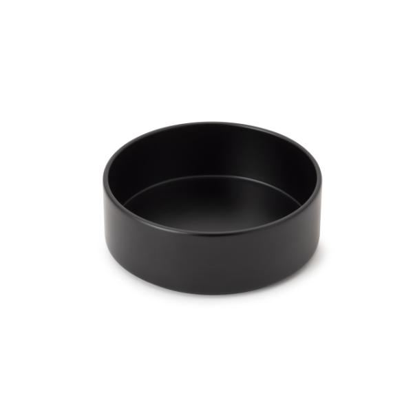 黒色の越前硬漆小皿です。男性の一人暮らしにもおすすめなシックな食器です。食器洗浄機対応。一度の塗りで塗膜を仕上げる「真塗り技法」は漆を何度もろ過して塵をていねいに取り除き、刷毛目を残さないように塗り上げるため、熟練の技術を必要とします。素材...