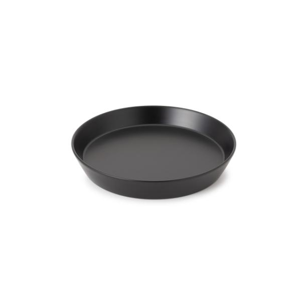 黒色の越前硬漆平皿です。男性の一人暮らしにもおすすめなシックな食器です。食器洗浄機対応。一度の塗りで塗膜を仕上げる「真塗り技法」は漆を何度もろ過して塵をていねいに取り除き、刷毛目を残さないように塗り上げるため、熟練の技術を必要とします。素材...