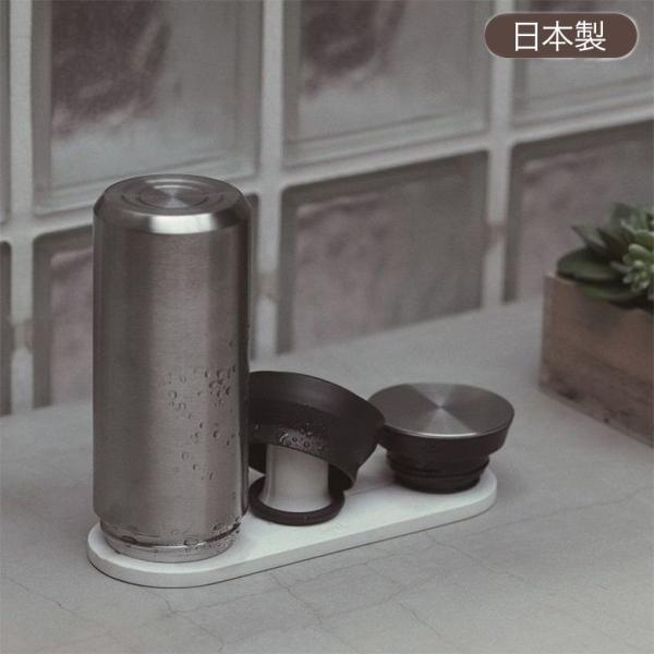 吸水性の高い自然素材、珪藻土（けいそうど）で作られたボトル専用水切りボードです。大きさの異なる2つの突起部と平面部があり、洗ったボトルは倒れないよう突起部に、パッキン等のパーツや蓋を同じ場所で別々に乾かせることができます。保湿性や吸水性に優...
