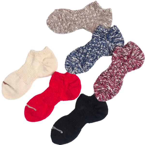 とても希少なローゲージのダブルシリンダー機で、いろいろなコットン糸(コーマ糸、スラブ糸、リサイクル糸)をミックスしながらざっくり編んでいるので、ふっくらと重厚感のある履き心地が他のソックスとひとあじ違います。S(22-24cm） / M(2...