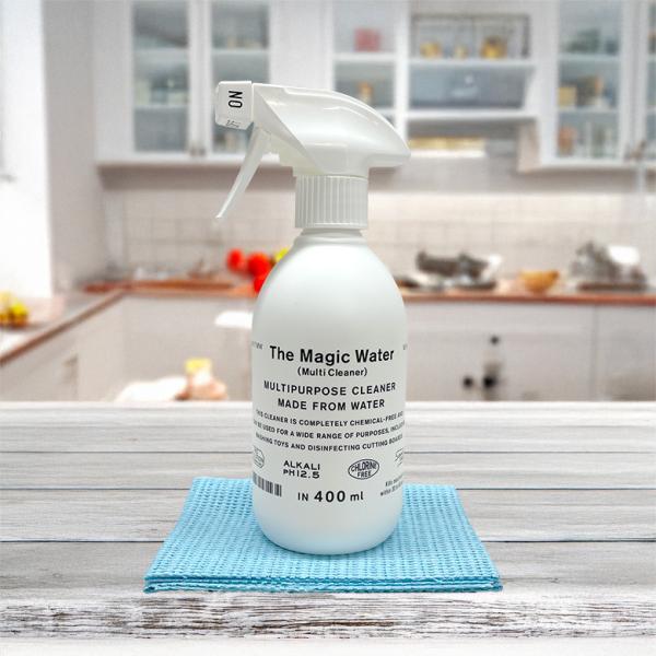 原材料は、なんと水だけ。そんな魔法のようなクリーナーがあるのをご存知でしょうか。水から生まれた汚れ落とし、『The Magic Water (Multi Cleaner)』は薬品を使用していないので、おもちゃの洗浄やキッチンの油汚れ、まな板...