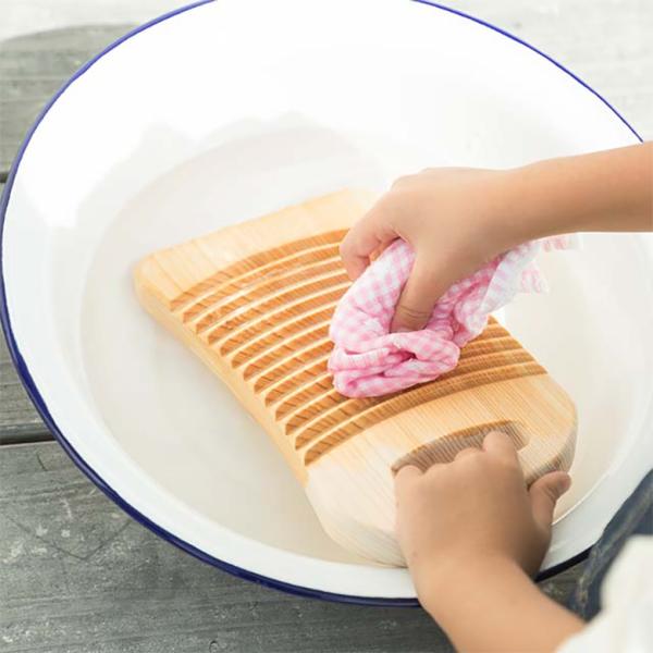 立てかけておくだけで心和むようなゆるやかなデザインの洗濯板。清々しいひのきの香りに自然と気持がほぐれていきます。ハンカチ、マスク洗いや、赤ちゃんの肌着、靴下の予洗いなどにおすすめ。素材 木材：ひのき重さ 約210gサイズ（cm） 横：約22...