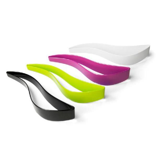 本商品があれば、もうナイフとケーキサーバーの両方を揃える必要がありません。　　商品の先端をケーキの中央に合わせカットし、そのままお皿に運んで手を緩めれば簡単にケーキをサーブできます●サイズ： 長さ約25cm●材質：ABS樹脂●メーカー・ブラ...