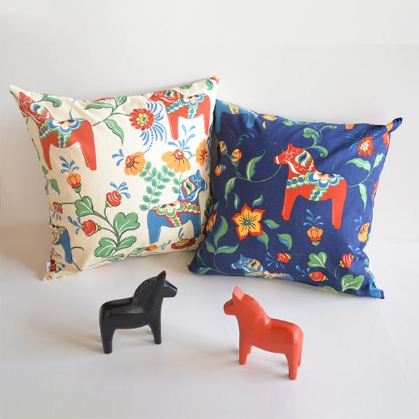 スウェーデン製アルビッドソンズテキスタイル社のファブリックを使用したクッションカバーです。両面同じ生地をあしらった贅沢なつくりとなっております。スウェーデン伝説の「幸せを運んでくれる馬」として世界中から愛されるダーラナホースと北欧の厳しい冬...