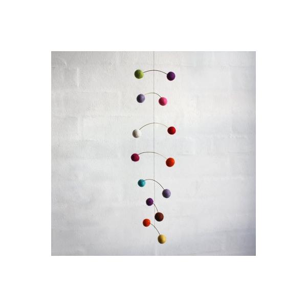 体の設計図であるDNAがカラフルなフェルトボールを使ったモビールになりました。独創的なデザインで名をはせるデンマークのデザイナー、クヌードセン夫妻が手掛けたモビールの復刻版です。長い北欧の冬、室内で過ごすことの多い地域で生まれたモビール。子...