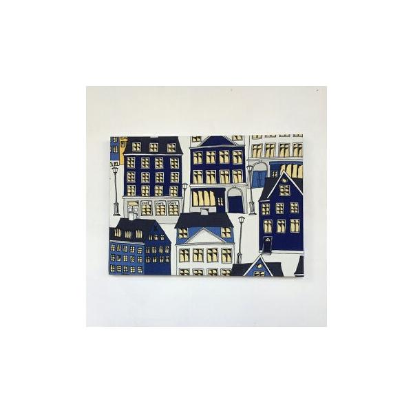 スウェーデン アルビッドソンズ・テキスタイル社のファブリックを使用したファブリックパネルです。ガムラスタンとは、スウェーデン・ストックホルムの旧市街で『古い街』の意味。サイズ：51x37cm素材：綿100%生地デザイン・ブランド国：スウェー...