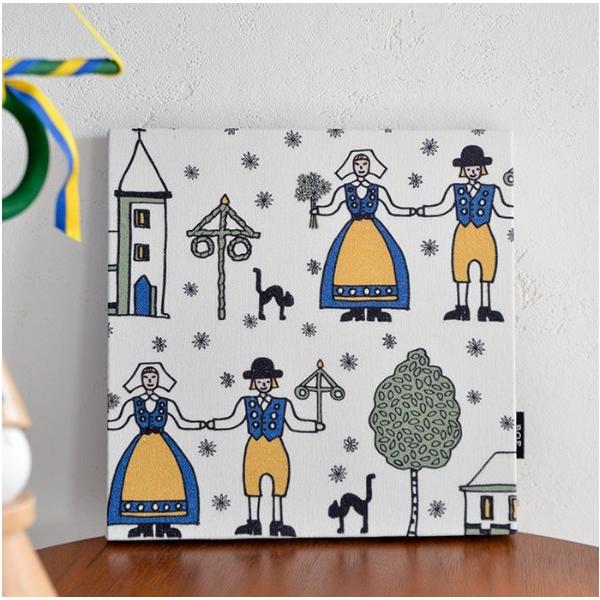 スウェーデン アルビッドソンズ・テキスタイル社のファブリックを使用したファブリックパネルです。スウェーデンの民族衣装を着けた男女や夏至の到来を祝うメイポールや樹木などくっきりとした色使いは北欧そのもの。パッと目に飛び込んでくる明るいパターン...