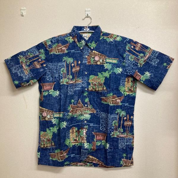 レインスプーナーの新柄のTIKI BARS (ティキバーズ) と定番生地のサラッと爽快なSpooner Kloth（スプーナークロス）にボタンダウン襟がシンボル的なデザインです。40−60年代生まれの米国人世代には懐かしい想い出の中にあるテ...