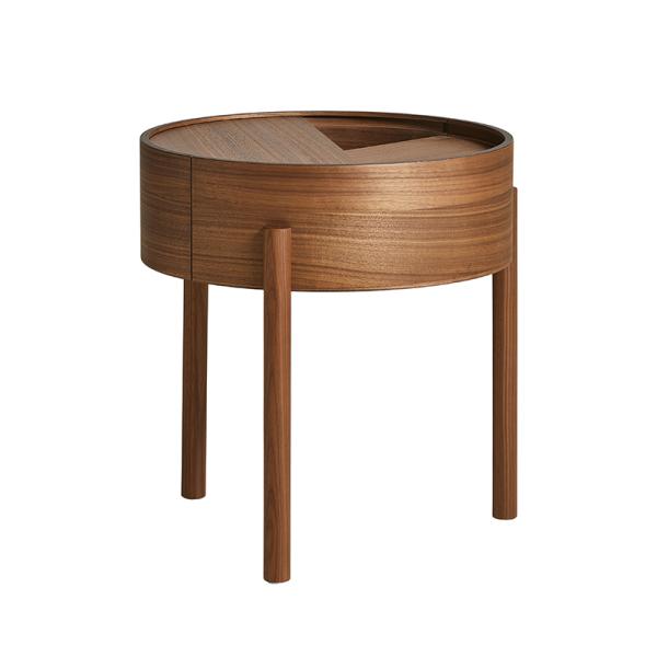 商品名のARC（アーク＝円弧）はその形から名付けられました。素材の天然木を最大限に活かし、北欧デザインの王道ともいえる遊び心も重ね持つ贅沢なサイドテーブルです。アークテーブルはとてもシンプルな機能からなり、1 本の指で上の卓上を回すことがで...