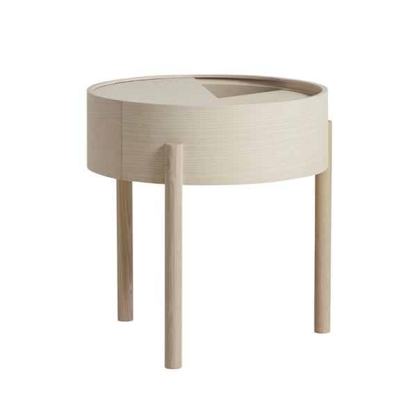 商品名のARC（アーク＝円弧）はその形から名付けられました。素材の天然木を最大限に活かし、北欧デザインの王道ともいえる遊び心も重ね持つ贅沢なサイドテーブルです。アークテーブルはとてもシンプルな機能からなり、1 本の指で上の卓上を回すことがで...