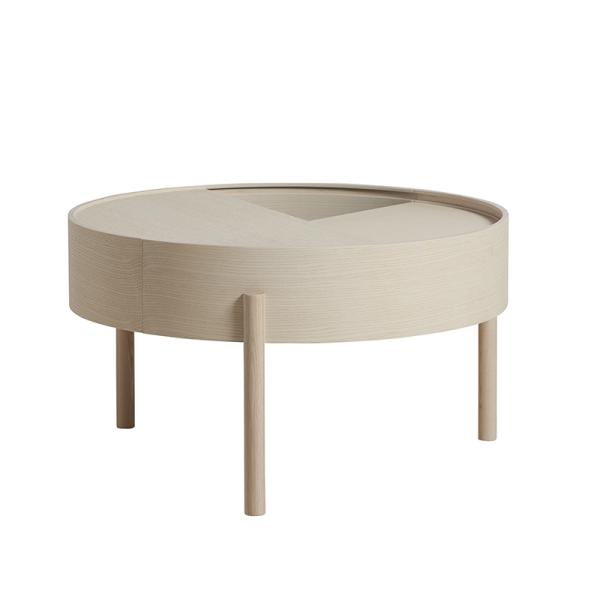 商品名のARC（アーク＝円弧）はその形から名付けられました。素材の天然木を最大限に活かし、北欧デザインの王道ともいえる遊び心も重ね持つ贅沢なコーヒーテーブルです。アークテーブルはとてもシンプルな機能からなり、1 本の指で上の卓上を回すことが...