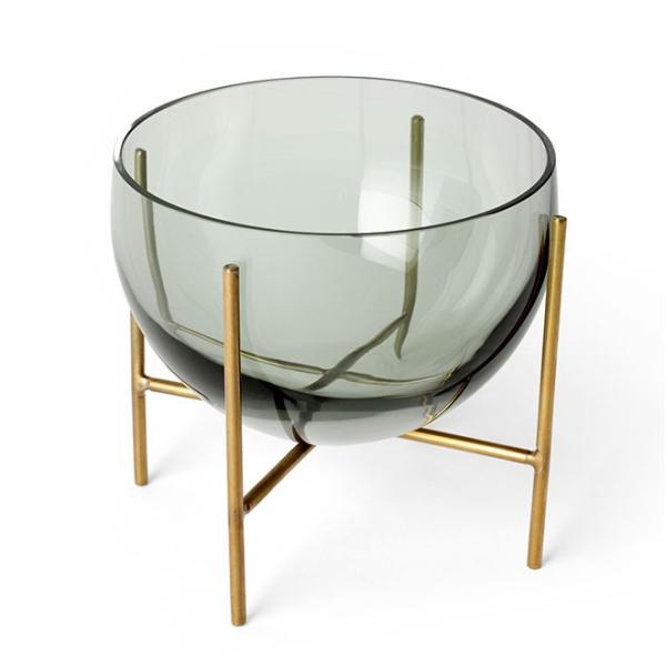 商品名のイシャスはフランス語でフラミンゴなどの細い脚”echasse”から。その名のとおりボウルの台座となる4本の脚は丈夫な真鍮を使用し、安定感も抜群です。ガラス製なのでボウルの中でサラダの具材を混ぜ合わせてそのまま食卓へ。色あざやかな野菜...