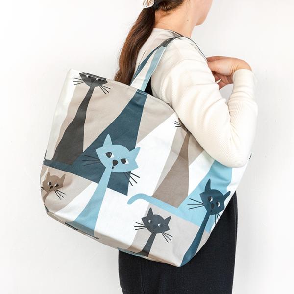 グラフィカルなネコの絵柄がモダンアートのようなおしゃれなデザインです。生地の表面はラミネート加工され、水をはじき、汚れを防ぎ、シワやほつれが起きにくい優れた特徴があります。その上テカリを抑えたマット仕上げの上品な日本製です。マチ18cmのた...