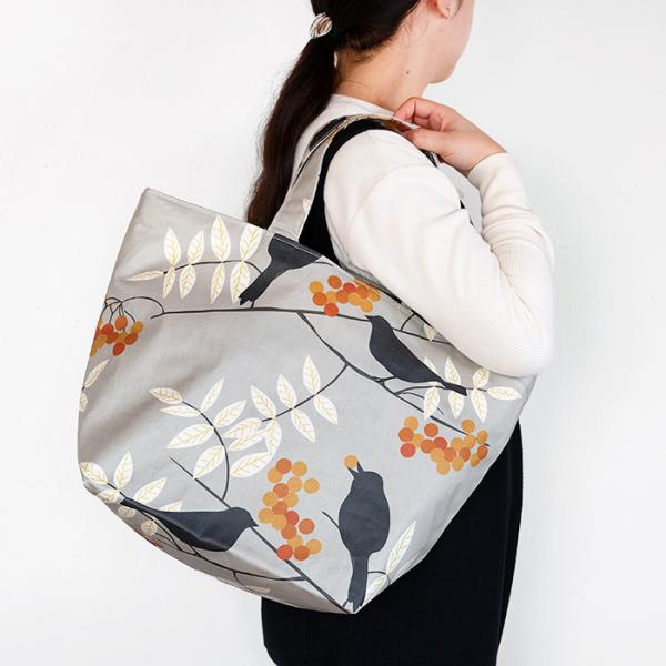 グラフィカルな木の実をついばむ鳥が描かれたデザインです。生地の表面はラミネート加工され、水をはじき、汚れを防ぎ、シワやほつれが起きにくい優れた特徴があります。その上テカリを抑えたマット仕上げの上品な日本製です。マチ18cmのたっぷりとした容...