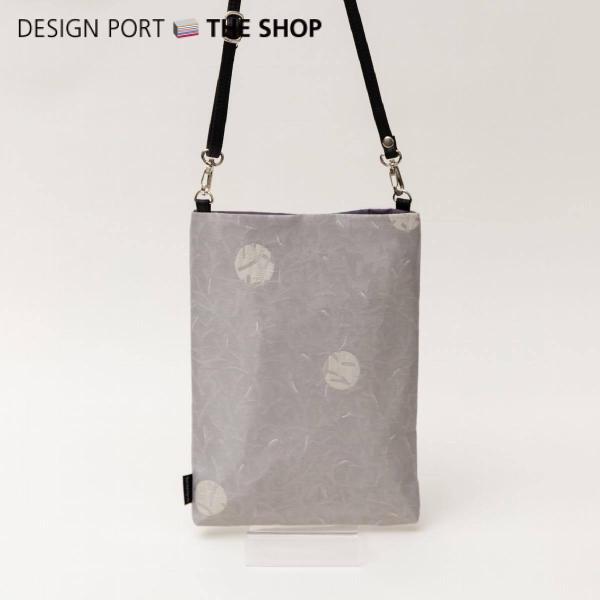 川島織物セルコン最上級インハウスブランド「Sumiko Honda」のファブリックコレクション。使い勝手のよいポシェットです。＜アピュエース2＞ぼたん雪がふりしきるイメージを、小枝柄とドットで表現しました。光を通すと、ドット部分に小枝が浮か...