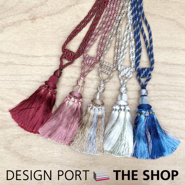 お使いのカーテンにコーディネートして楽しめる装飾タッセル。お部屋の雰囲気やカーテンの柄に合わせて様々なタイプのタッセルのご用意がございます。●商品詳細【容量】1個【サイズ】長さ：約85cm、房長： 約28cm【組成】レーヨン100％（中芯除...