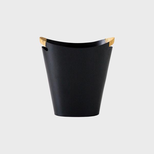 【ショップレビュー投稿大募集！】ブランド : Orskov｜オルスコフ（Denmark）デザイナー : Grethe Bang｜グレーテ・バングサイズ : W105mm×D65mm×H115mmカラー : ブラック素材 : スチール、ラタン...