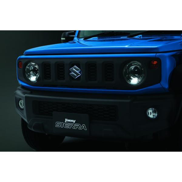 参考情報ホワイトLED　100mmSエンブレム：クロームメッキ光り輝くSエンブレム。※21 フロントグリルと同時装着はできません。　※イルミネーション写真はイメージです。撮影のため点灯した状態を強調して再現しています。　※写真の色や照度は実...