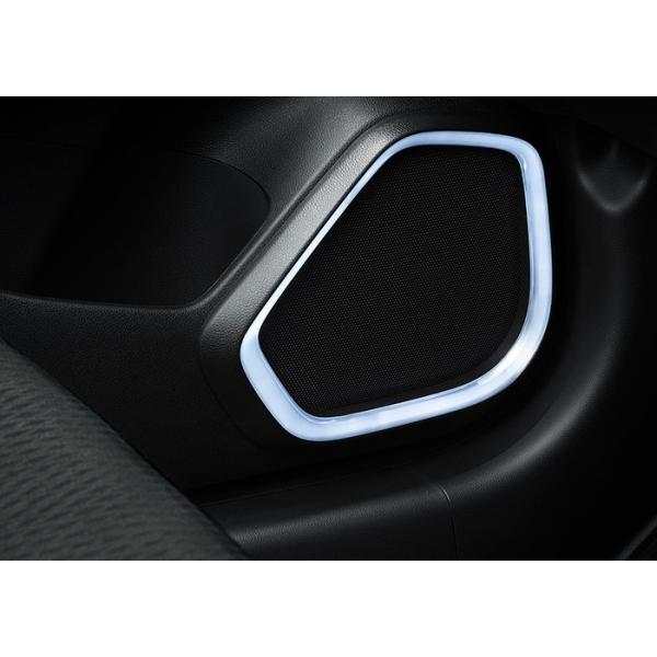 スピーカーイルミネーションLEDホワイトイルミネーション（エンジン〈パワー〉スイッチ連動）/スピーカー部（メッキ調）/フロント用左右セット優雅な光でナイトクルージングを演出。イルミネーション類は撮影のため、点灯した状態を強調し再現したもので...