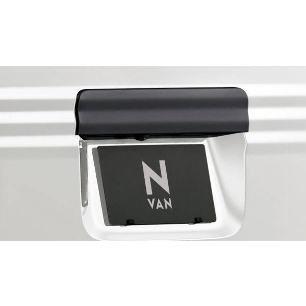 リアライセンスガーニッシュ 艶消しブラック 参考情報ブラックのアクセントで、リアから個性を主張します。※標準装備のリアライセンスガーニッシュを取り外し装着となります。※写真はN-VAN ガソリンモデルの装着例です。N-VAN NVANJJ1...