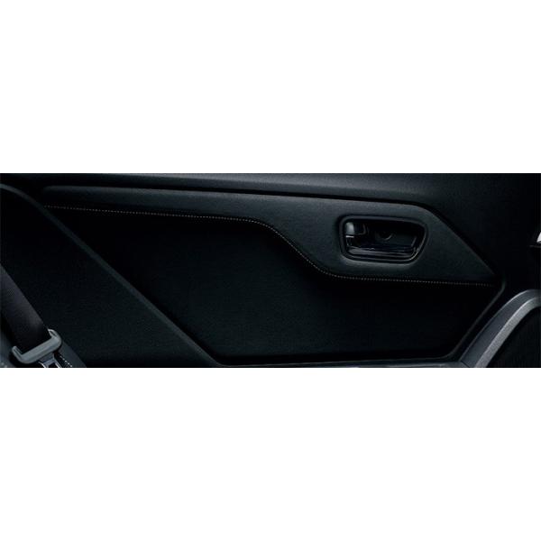 ドアライニングパネルブラック×グレーステッチ（左右セット）しっとりとした手触りと、上質な風合いを醸し出すスウェード生地。スウェード生地にステッチ加工を施した高級感あふれる仕様。カタログ型番【 JW5 】年式【2017.10〜仕様変更】適用タ...