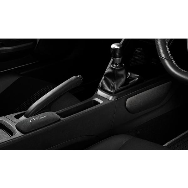 ドライビングパッドラックス スェード 製／ブラック　コンソールパッド車名ロゴ付形状と素材にこだわり、運転時のさらなる快適さを追求。適度なクッション性をもつパッドが、左肘・左足を保持。快適な走りをサポートする。※ラックス スェード はセーレン...