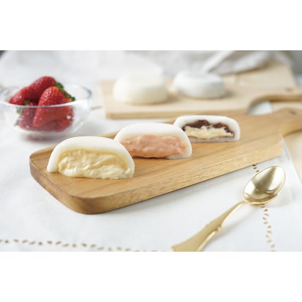 くちどけにこだわり、これまでの大福にはない『スプーンで食べる』とろけるくりーむ大福。持ち上げることができないほどのとろける生地で特製のくりーむを包みました。カスタード、つぶあんカスタード、あまおう苺の3種のお味が楽しめます。●とろけるくりー...